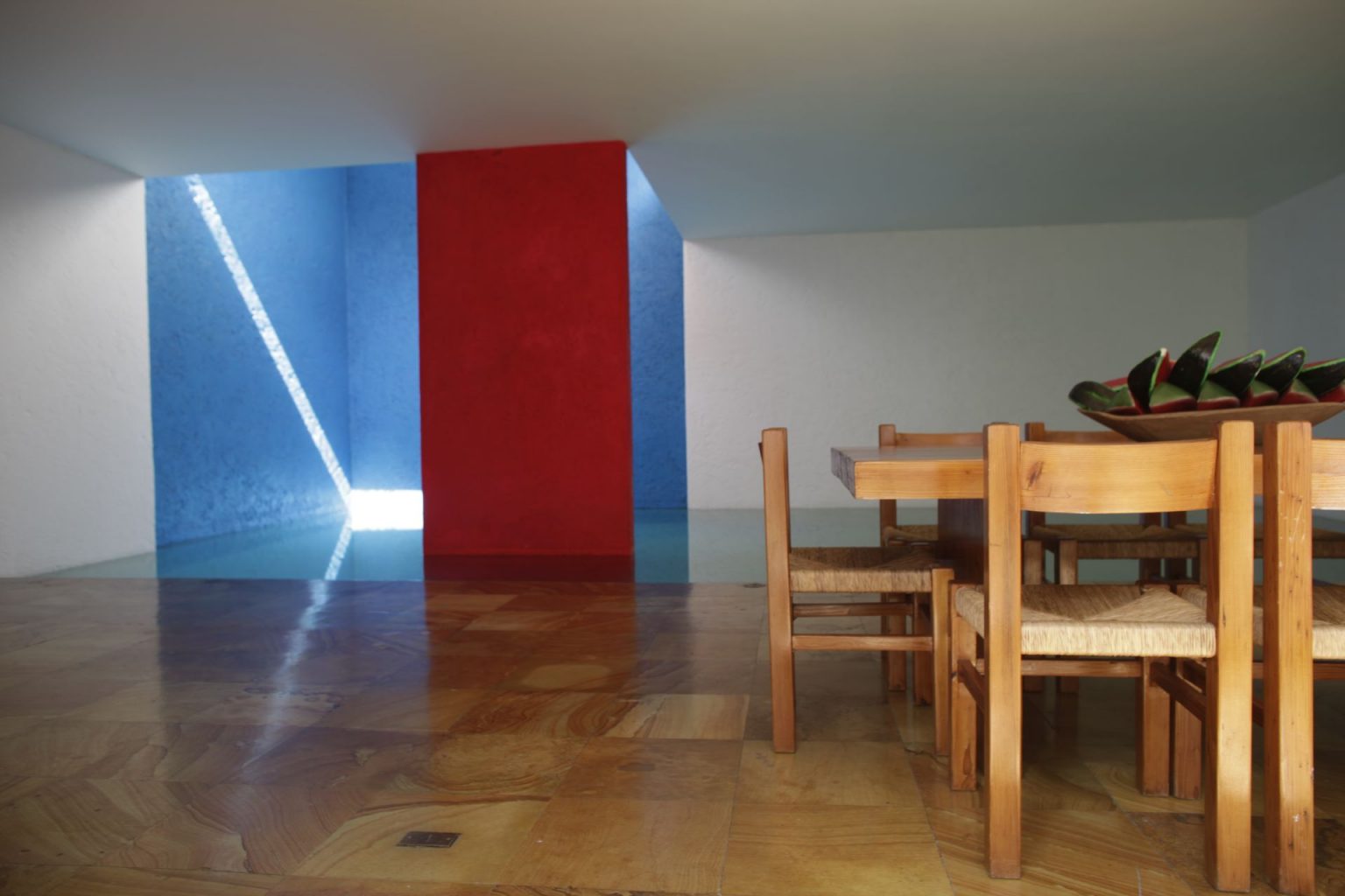 光と彩りを操るフォトジェニックな建築、メキシコの巨匠ルイス・バラカンによる「ヒラルディ邸」 - #casa