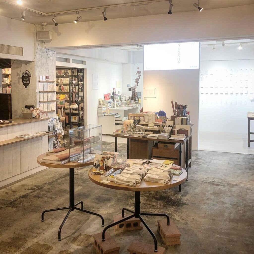 神楽坂にカフェ、書店、ギャラリーの要素を兼ね備えた店を構える「WEEKENDERS COFFEE All Right」 - #casa