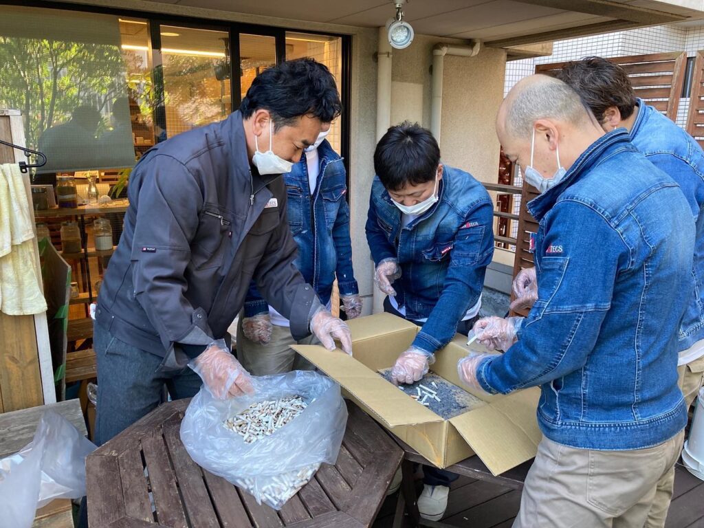 デニムが塗料に？アップサイクルで“ゴミ”に新たな価値を与える「GOMITAIJI」とは!? - #casa