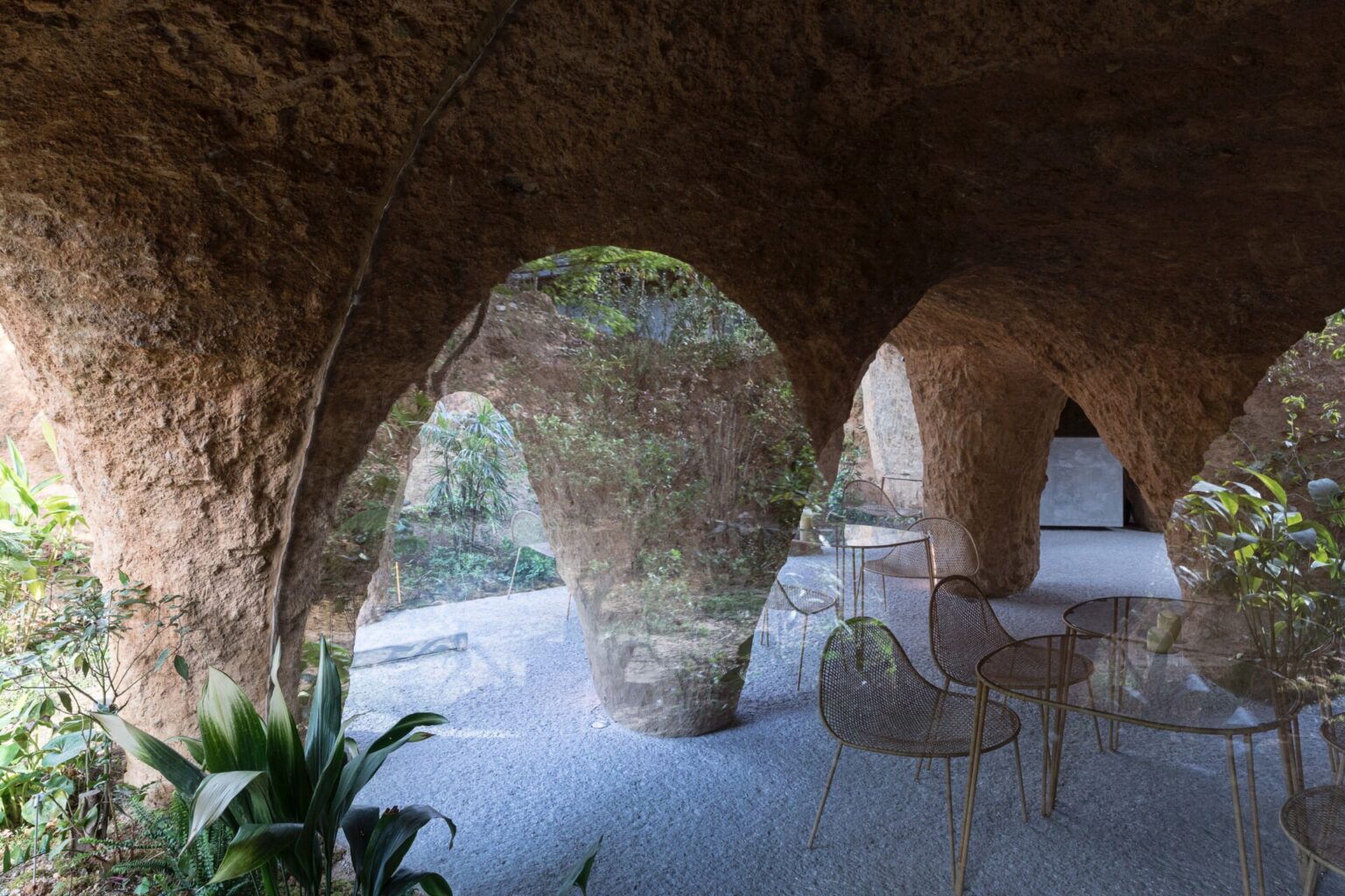 建築家・石上純也が設計した洞窟のような建築「house & restaurant maison owl（メゾンアウル）」での宿泊体験！ - #casa