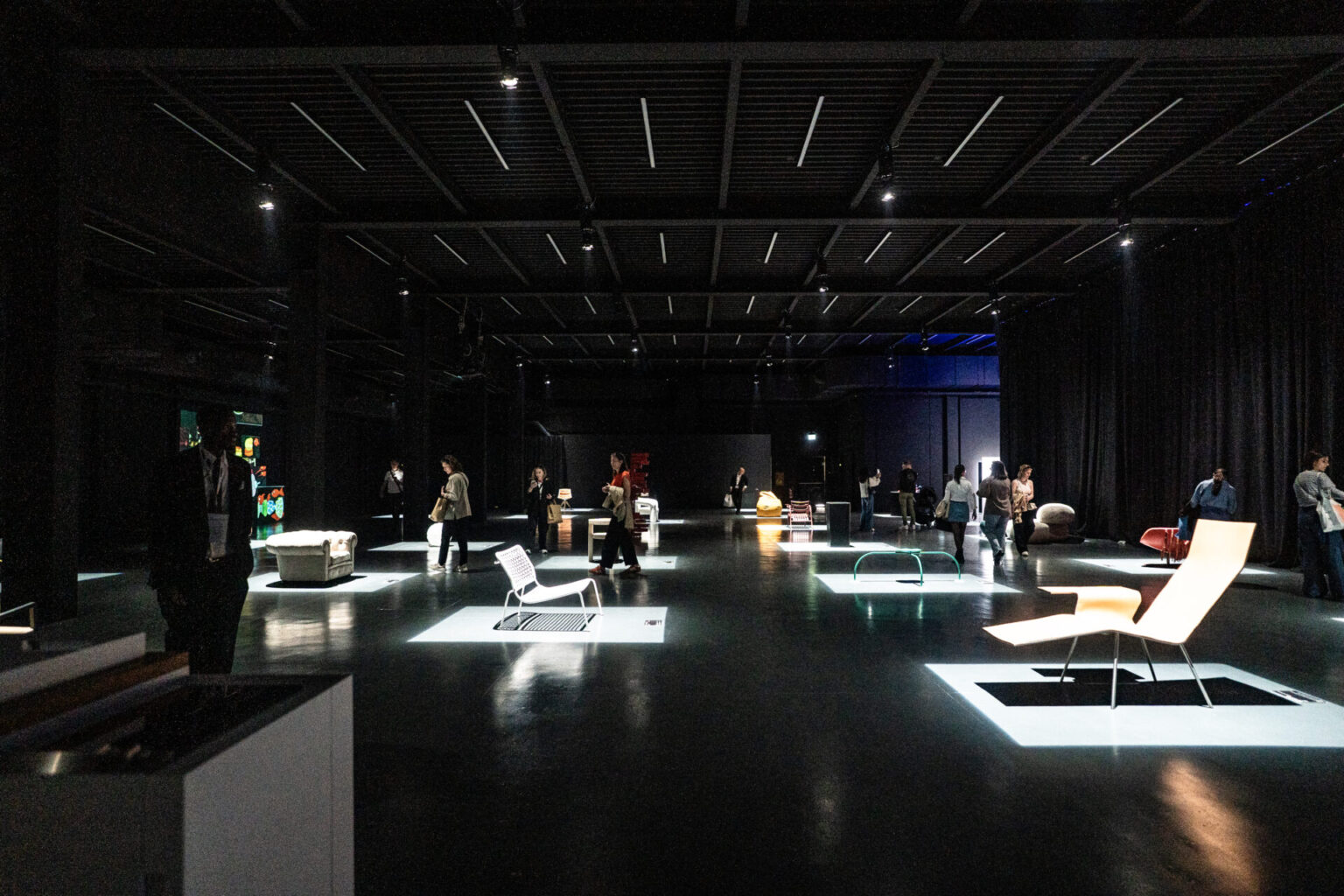 ミラノデザインウィーク2025のフォーリサローネで25周年のSuperstudio Piùが披露した「UNFORGETTABLE」 - #casa