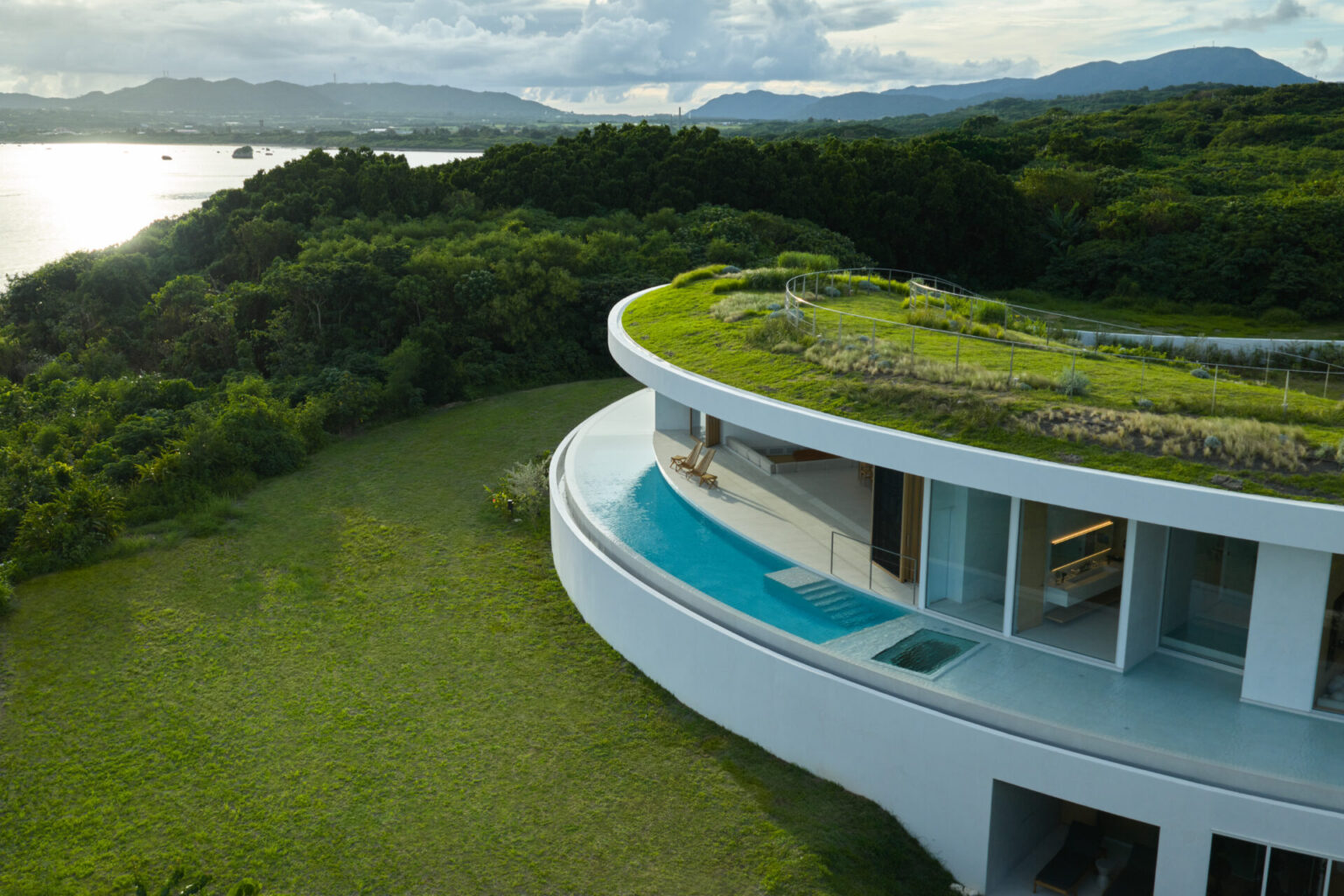建築家・藤本壮介が手掛ける、石垣島の自然に溶け込むヴィラNOT A HOTEL ISHIGAKI「EARTH」が開業 - #casa